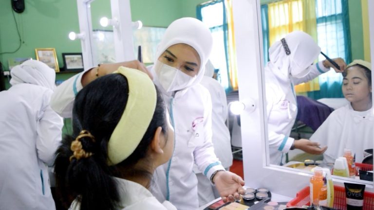 Mengenal Jurusan Tata Rias dan Kecantikan, Ini Daftar Kampusnya ...